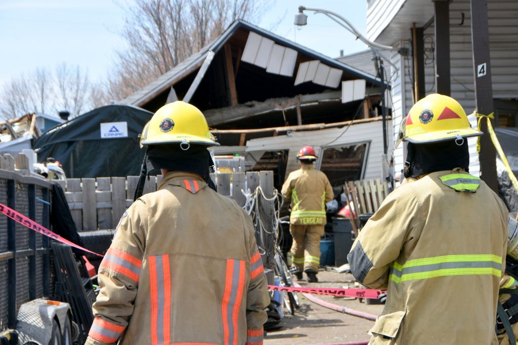 Une violente explosion dans un garage résidentiel fait un blessé près ...