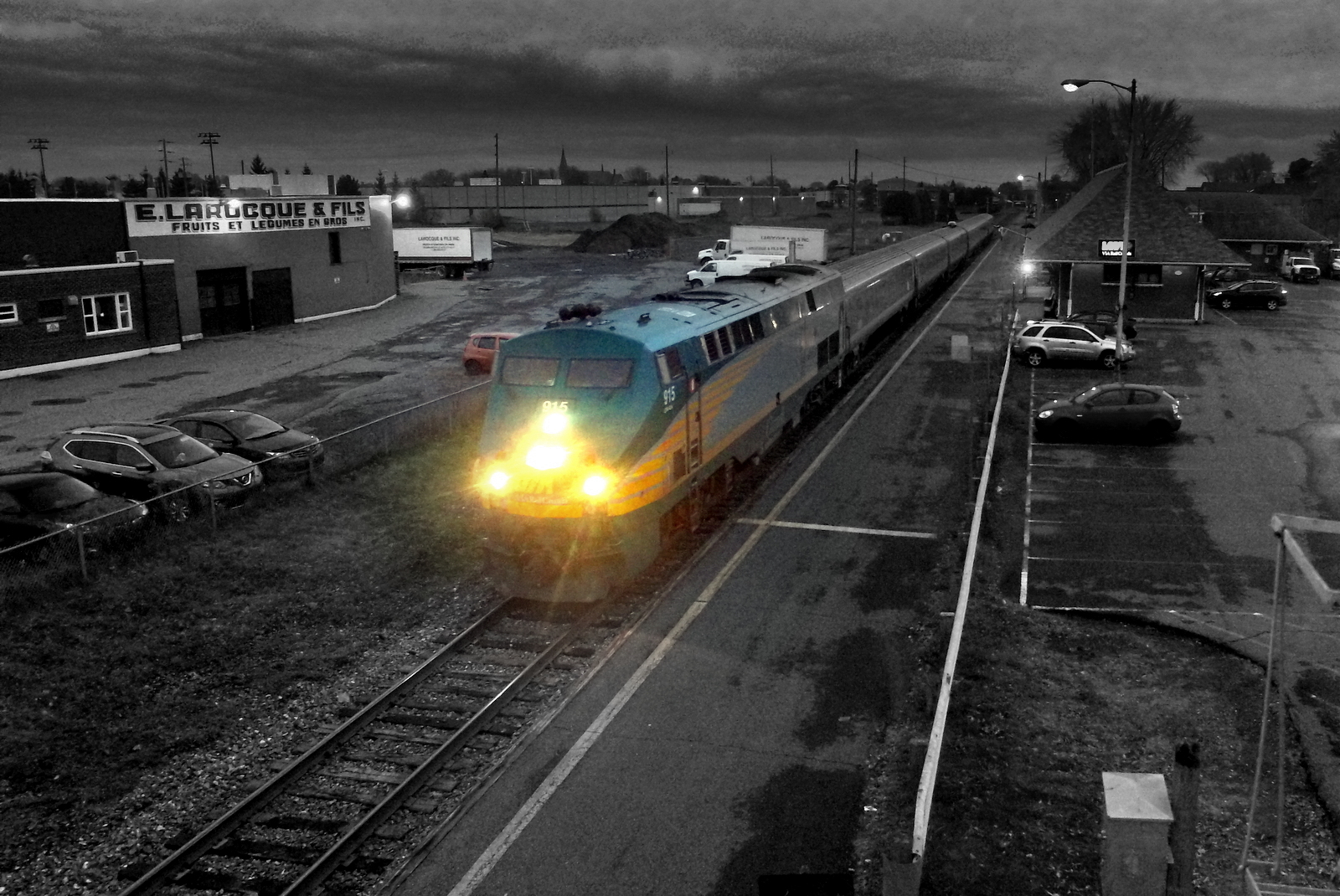 Abandonnés par VIA Rail sur un quai en pleine nuit devant une gare ...
