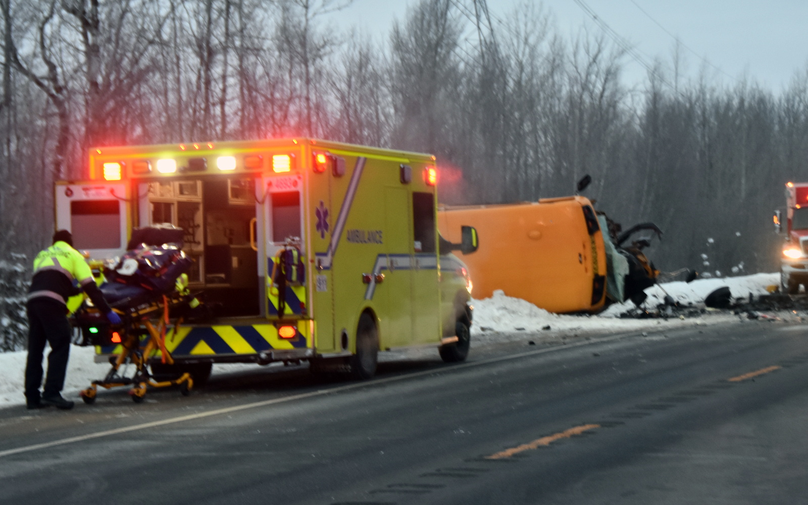 Une violente collision impliquant un autobus scolaire fait un mort sur ...