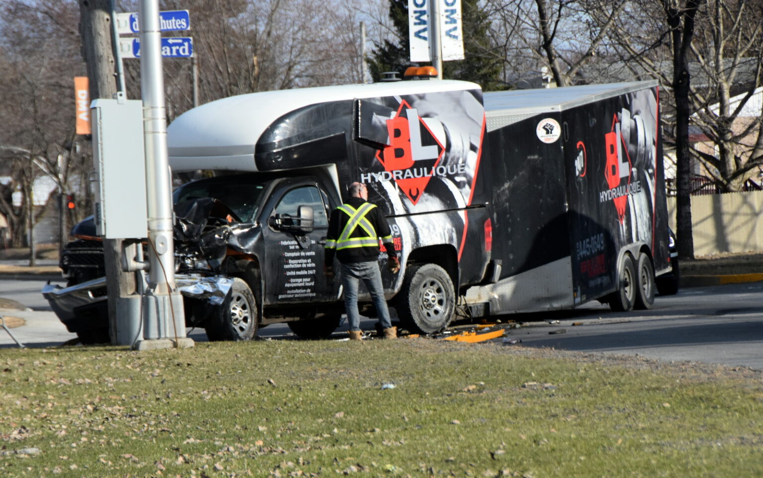 Deux accidents, dont une collision avec un autobus scolaire et une ...