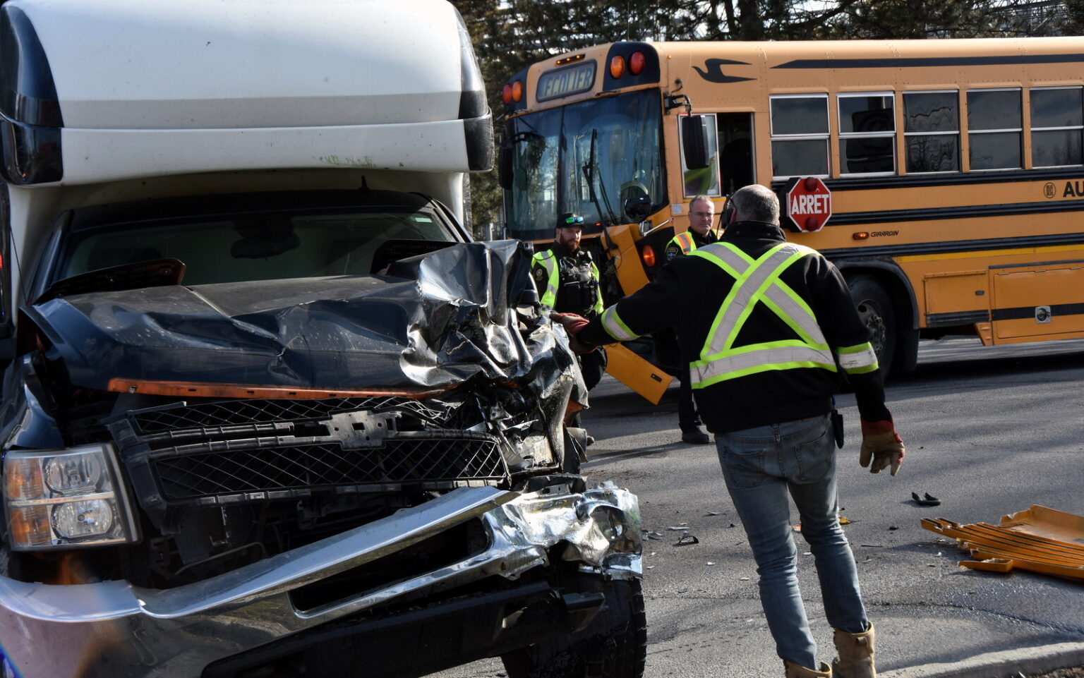 Deux accidents, dont une collision avec un autobus scolaire et une ...