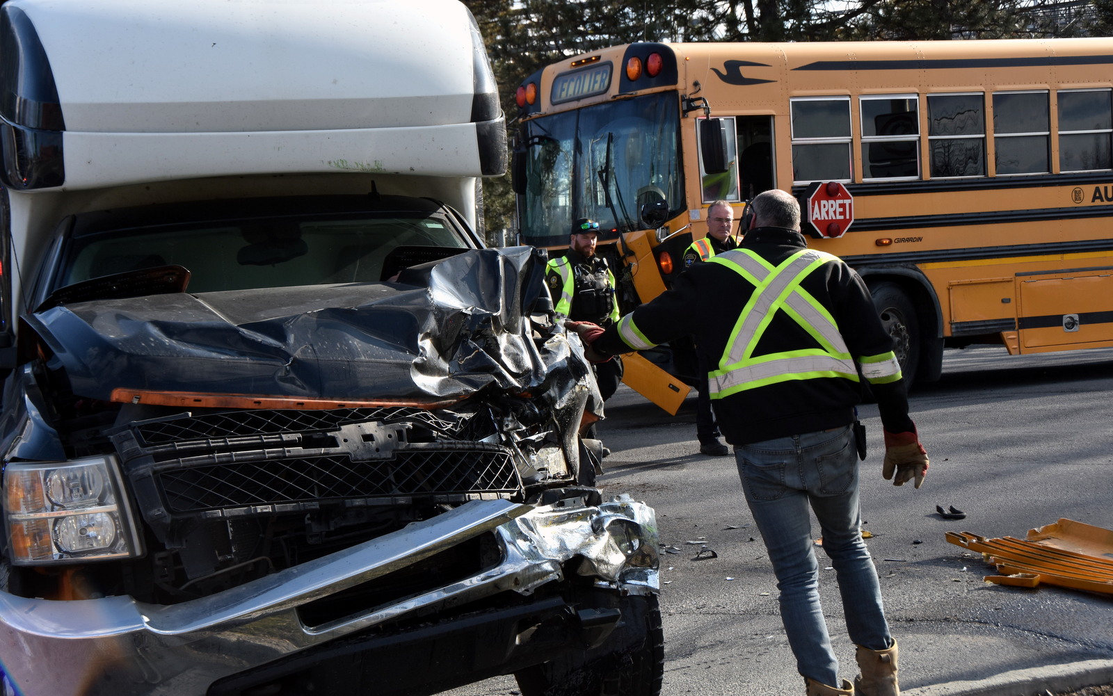 Deux accidents, dont une collision avec un autobus scolaire et une ...