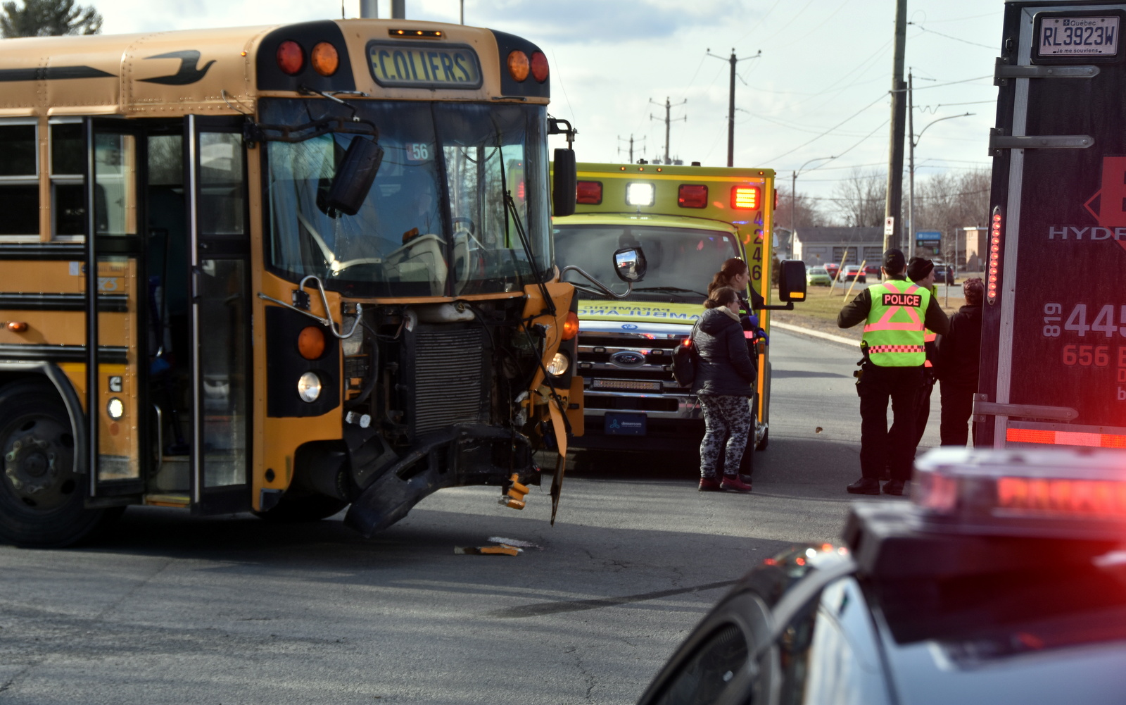 Deux accidents, dont une collision avec un autobus scolaire et une ...