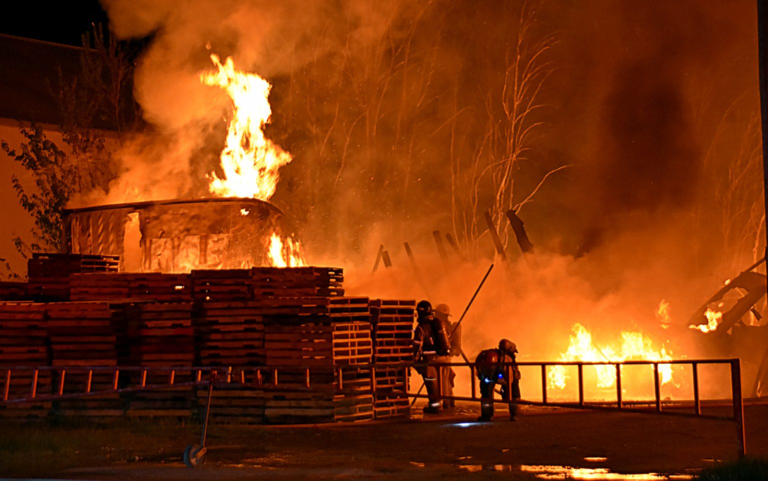 Incendie majeur : quatre services incendie combattent un important ...